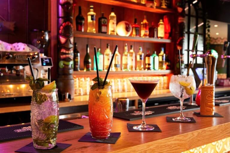 Aloha Amsterdam; bowlen, glow in the dark golf en lasergamen